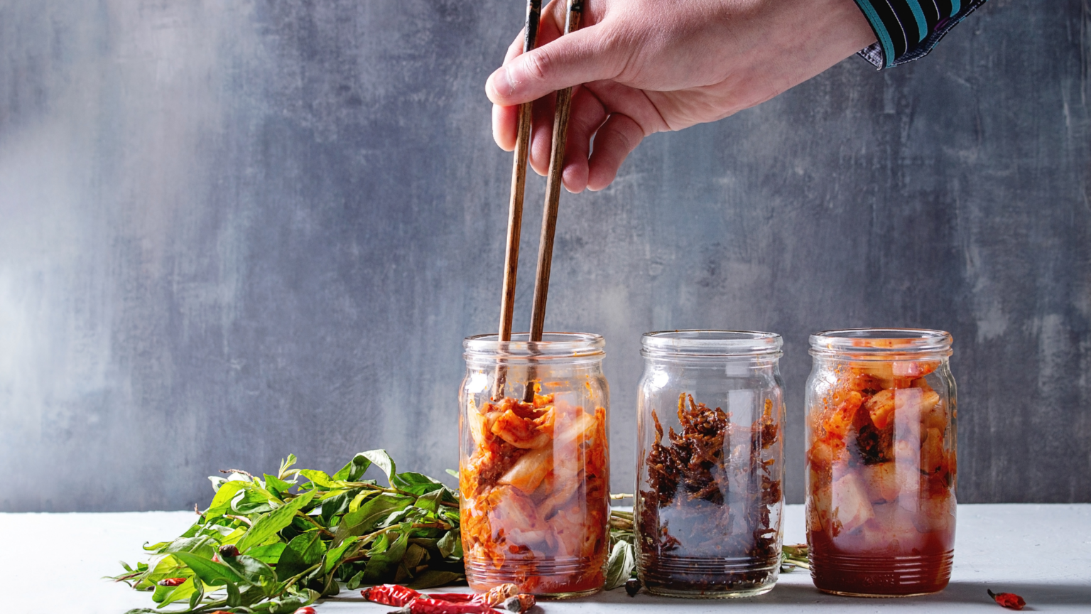How to store kimchi in the fridge without the smell - The Pine Street